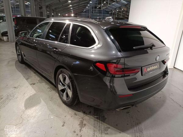 Grey BMW 530 2022 in Kaunas, with an engine capacity of 2.00 L and mileage of 77 thousand km for 31701 €, photo 4 on AUTOMOTO.COM.LV
