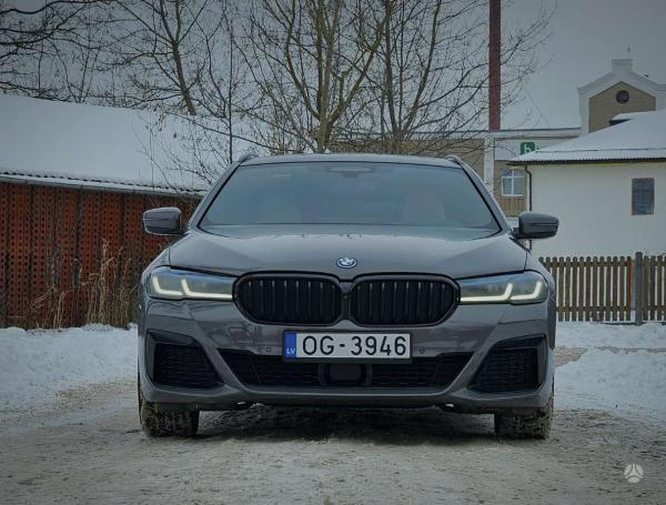 Grey BMW 530 2022 in Jelgava, with an engine capacity of 2.00 L and mileage of 215 thousand km for 29500 €, photo 2 on AUTOMOTO.COM.LV