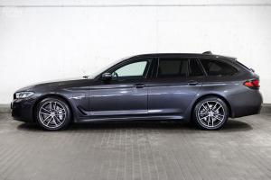 Grey BMW 530 2022 in Vilnius, with an engine capacity of 2.00 L and mileage of 90 thousand km for 36991 €, photo 4 on AUTOMOTO.COM.LV