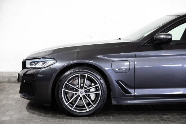 Pelēks BMW 530 2022 Viļņa, ar dzinēja tilpumu 2.00 L un nobraukumu 90 tūkst. km par 36991 €, foto 5 vietnē AUTOMOTO.COM.LV