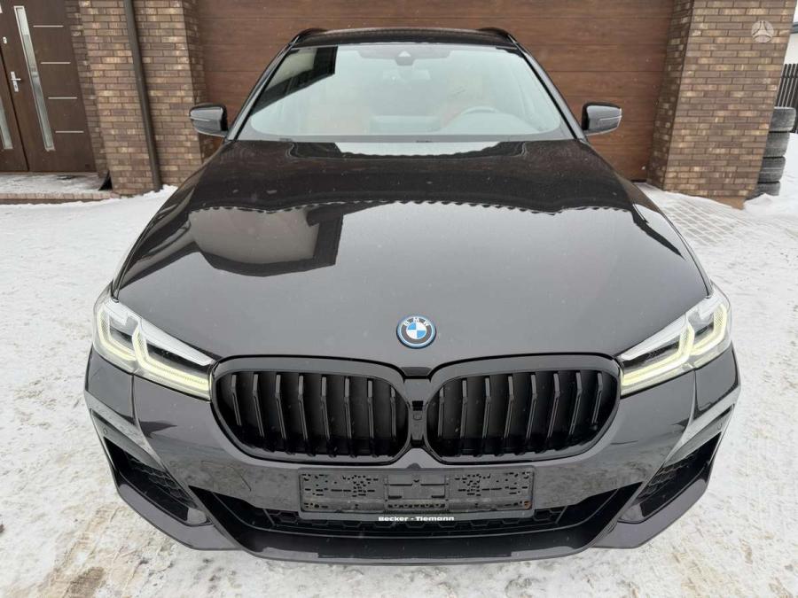 Grey BMW 530 2023 in Siauliai, with an engine capacity of 2.00 L and mileage of 30 thousand km for 35900 €, photo 1 on AUTOMOTO.COM.LV