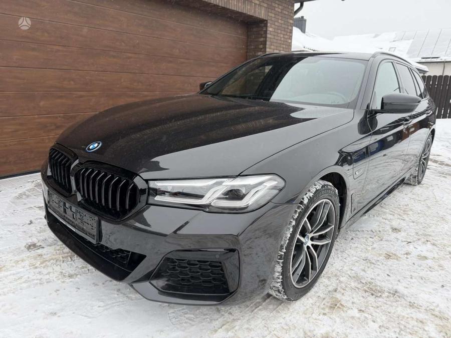 Grey BMW 530 2023 in Siauliai, with an engine capacity of 2.00 L and mileage of 30 thousand km for 35900 €, photo 2 on AUTOMOTO.COM.LV