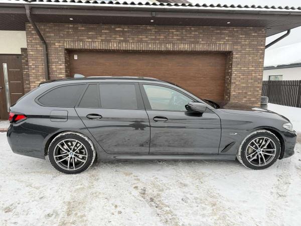 Pelēks BMW 530 2023 Šauļi, ar dzinēja tilpumu 2.00 L un nobraukumu 30 tūkst. km par 35900 €, foto 4 vietnē AUTOMOTO.COM.LV
