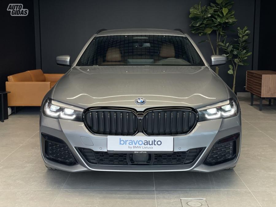 Grey BMW 530 2023 in Klaipeda, with an engine capacity of 2.00 L and mileage of 124 thousand km for 35733 €, photo 3 on AUTOMOTO.COM.LV