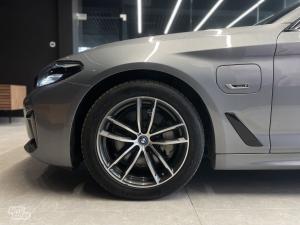 Grey BMW 530 2023 in Klaipeda, with an engine capacity of 2.00 L and mileage of 124 thousand km for 35733 €, photo 8 on AUTOMOTO.COM.LV