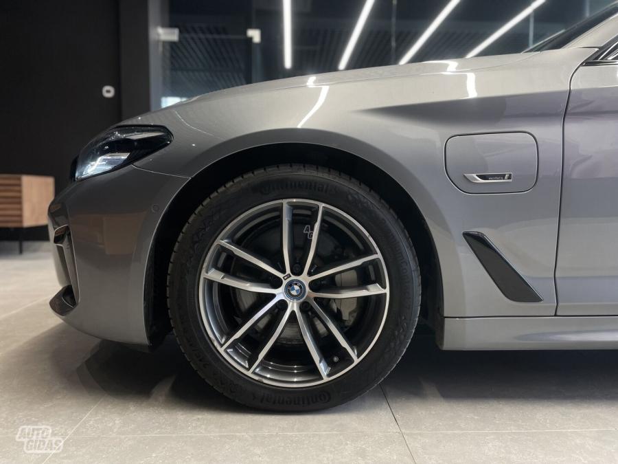 Grey BMW 530 2023 in Klaipeda, with an engine capacity of 2.00 L and mileage of 124 thousand km for 35733 €, photo 8 on AUTOMOTO.COM.LV