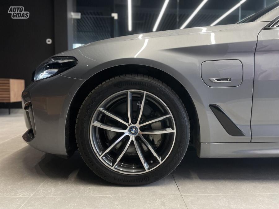 Grey BMW 530 2023 in Klaipeda, with an engine capacity of 2.00 L and mileage of 124 thousand km for 34953 €, photo 8 on AUTOMOTO.COM.LV
