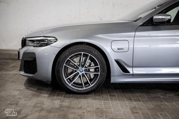 Grey BMW 530 2023 in Vilnius, with an engine capacity of 2.00 L and mileage of 124 thousand km for 34953 €, photo 5 on AUTOMOTO.COM.LV