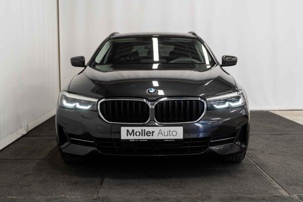 Grey BMW 530 2023 in Tallinn, with an engine capacity of 3.00 L and mileage of 104 thousand km for 33900 €, photo 3 on AUTOMOTO.COM.LV