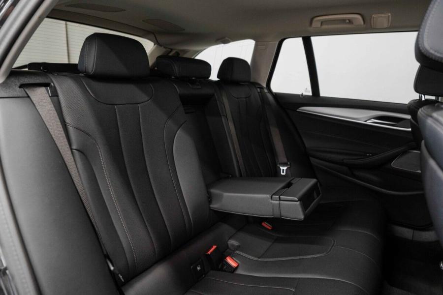 Pelēks BMW 530 2023 Tallina, ar dzinēja tilpumu 3.00 L un nobraukumu 104 tūkst. km par 33900 €, foto 13 vietnē AUTOMOTO.COM.LV