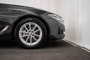 Pelēks BMW 530 2023 Tallina, ar dzinēja tilpumu 3.00 L un nobraukumu 104 tūkst. km par 33900 €, foto 18 vietnē AUTOMOTO.COM.LV