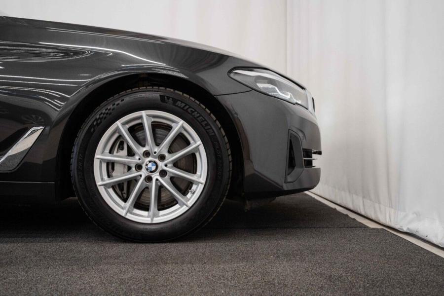 Pelēks BMW 530 2023 Tallina, ar dzinēja tilpumu 3.00 L un nobraukumu 104 tūkst. km par 33900 €, foto 18 vietnē AUTOMOTO.COM.LV