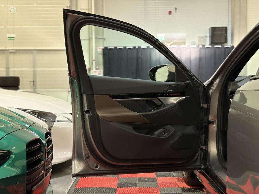 Pelēks BMW 530 2024 Viļņa, ar dzinēja tilpumu 2.00 L un nobraukumu 20 tūkst. km par 56990 €, foto 13 vietnē AUTOMOTO.COM.LV