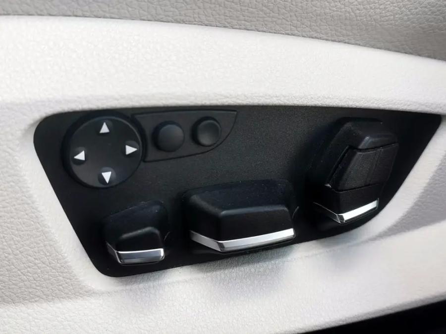 BMW 530 2009 in Riga, with an engine capacity of 3.00 L and mileage of 209 thousand km for 11290 €, photo 11 on AUTOMOTO.COM.LV