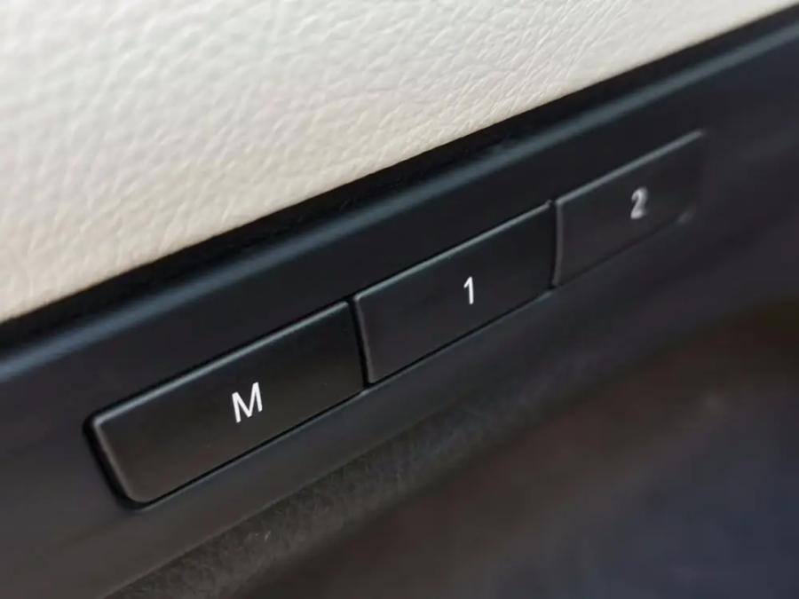 BMW 530 2009 in Riga, with an engine capacity of 3.00 L and mileage of 209 thousand km for 11290 €, photo 12 on AUTOMOTO.COM.LV