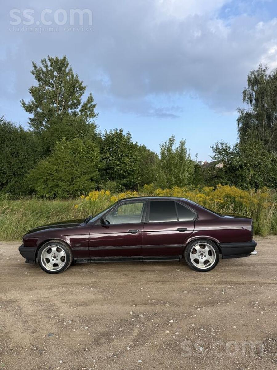 Red BMW 530 1993 in Tukums, with an engine capacity of 4.00 L and mileage of 228 thousand km for 10000 €, photo 3 on AUTOMOTO.COM.LV