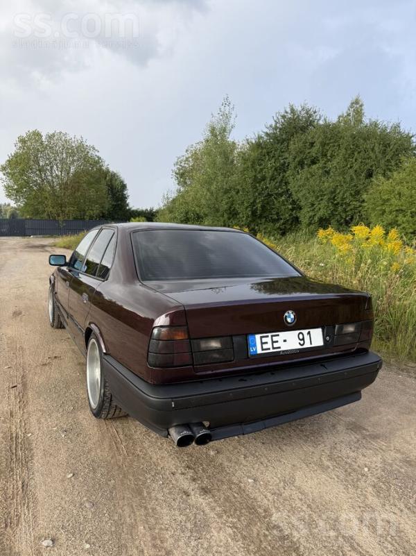 Red BMW 530 1993 in Tukums, with an engine capacity of 4.00 L and mileage of 228 thousand km for 10000 €, photo 3 on AUTOMOTO.COM.LV