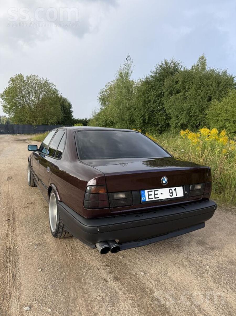 Red BMW 530 1993 in Tukums, with an engine capacity of 4.00 L and mileage of 228 thousand km for 10000 €, photo 4 on AUTOMOTO.COM.LV