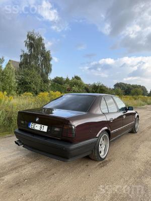 Red BMW 530 1993 in Tukums, with an engine capacity of 4.00 L and mileage of 228 thousand km for 10000 €, photo 6 on AUTOMOTO.COM.LV