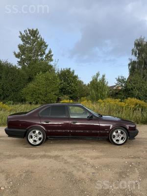 Red BMW 530 1993 in Tukums, with an engine capacity of 4.00 L and mileage of 228 thousand km for 10000 €, photo 7 on AUTOMOTO.COM.LV