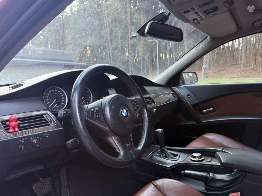 Sarkans BMW 530 2004 Viļņa, ar dzinēja tilpumu 2.99 L un nobraukumu 290 tūkst. km par 5100 €, foto 10 vietnē AUTOMOTO.COM.LV