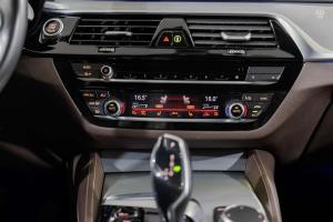 BMW 530 2023 in Vilnius, with an engine capacity of 3.00 L and mileage of 183 thousand km for 29991 €, photo 26 on AUTOMOTO.COM.LV