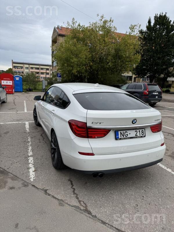 White BMW 530 2011 in Riga, with an engine capacity of 3.00 L and mileage of 278 thousand km for 12000 €, photo 2 on AUTOMOTO.COM.LV
