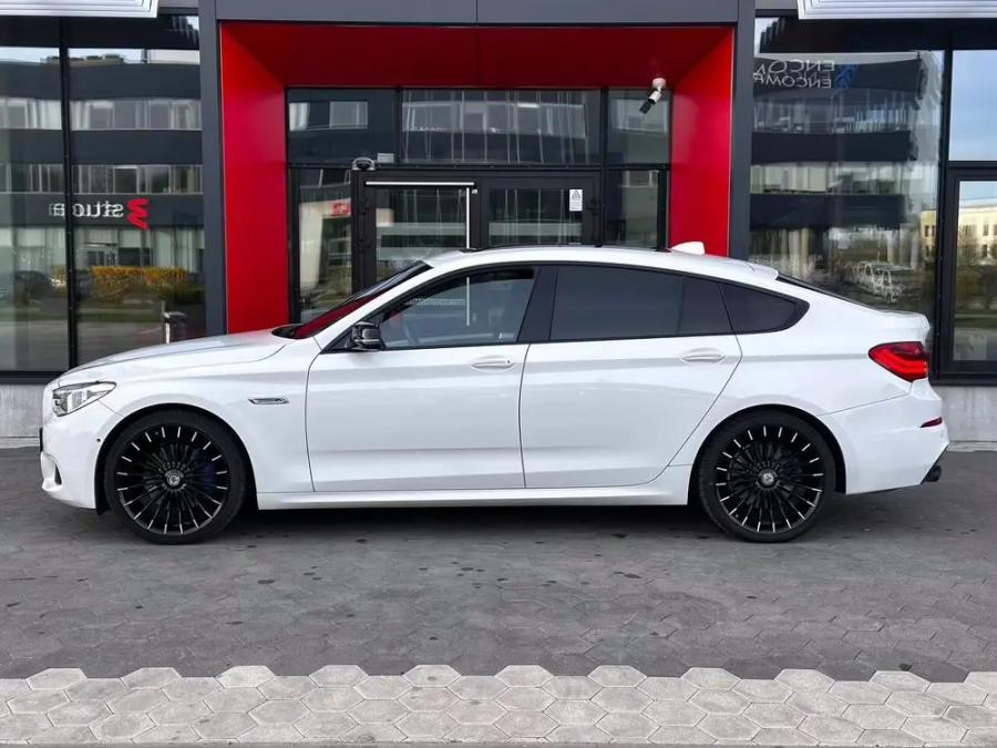 White BMW 530 2014 in Riga, with an engine capacity of 3.00 L and mileage of 227 thousand km for 18499 €, photo 3 on AUTOMOTO.COM.LV
