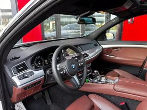 White BMW 530 2014 in Riga, with an engine capacity of 3.00 L and mileage of 227 thousand km for 18499 €, photo 12 on AUTOMOTO.COM.LV