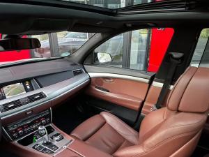 White BMW 530 2014 in Riga, with an engine capacity of 3.00 L and mileage of 227 thousand km for 18499 €, photo 13 on AUTOMOTO.COM.LV