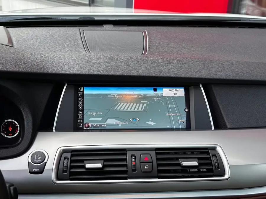 White BMW 530 2014 in Riga, with an engine capacity of 3.00 L and mileage of 227 thousand km for 18499 €, photo 17 on AUTOMOTO.COM.LV