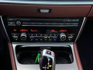 White BMW 530 2014 in Riga, with an engine capacity of 3.00 L and mileage of 227 thousand km for 18499 €, photo 18 on AUTOMOTO.COM.LV