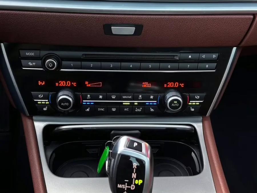 White BMW 530 2014 in Riga, with an engine capacity of 3.00 L and mileage of 227 thousand km for 18499 €, photo 18 on AUTOMOTO.COM.LV