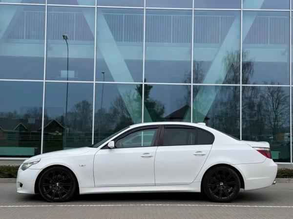 White BMW 530 2008 in Rezekne, with an engine capacity of 3.00 L and mileage of 368 thousand km for 8490 €, photo 4 on AUTOMOTO.COM.LV