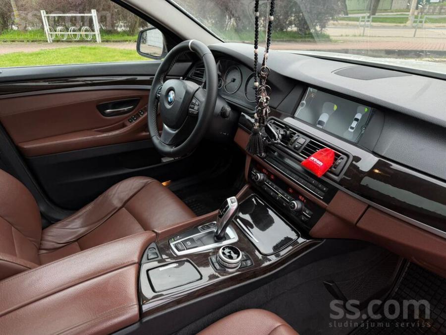 White BMW 530 2010 in Daugavpils, with an engine capacity of 3.00 L and mileage of 310 thousand km for 12700 €, photo 12 on AUTOMOTO.COM.LV