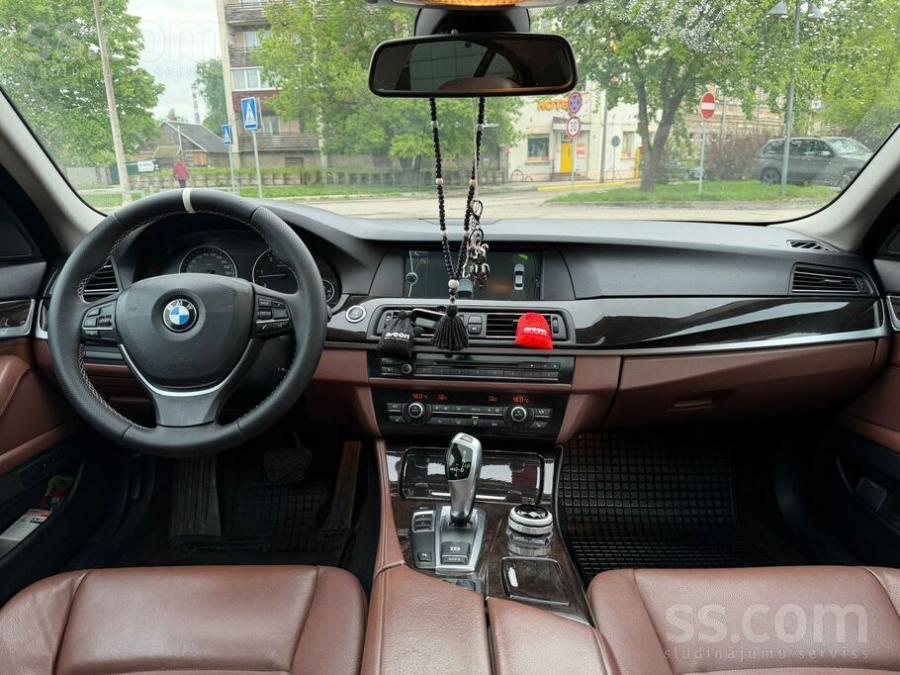 White BMW 530 2010 in Daugavpils, with an engine capacity of 3.00 L and mileage of 310 thousand km for 12700 €, photo 13 on AUTOMOTO.COM.LV