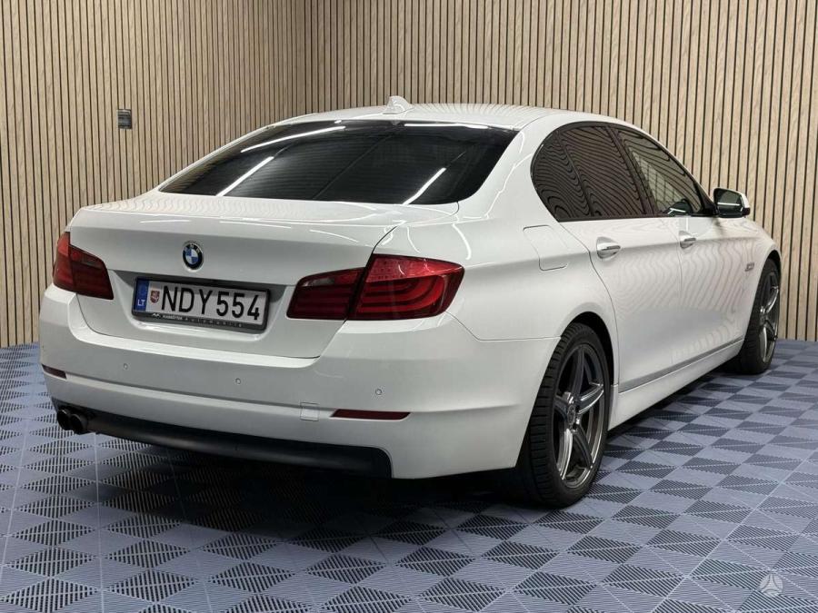 White BMW 530 2010 in Marijampole, with an engine capacity of 2.99 L and mileage of 436 thousand km for 10500 €, photo 9 on AUTOMOTO.COM.LV