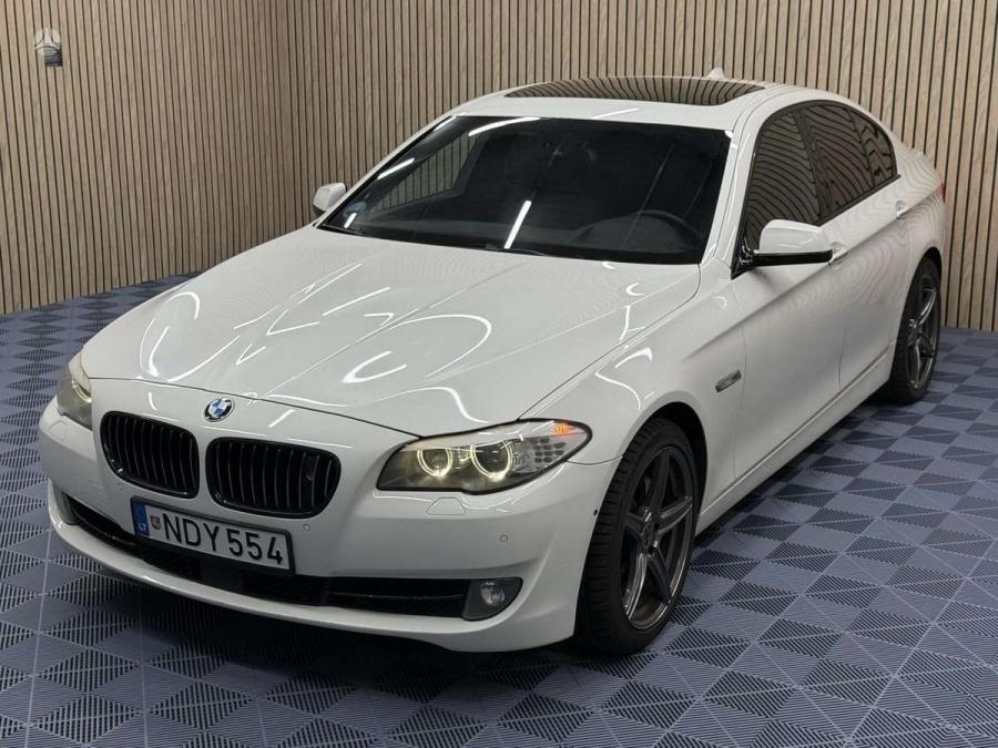 White BMW 530 2010 in Marijampole, with an engine capacity of 2.99 L and mileage of 436 thousand km for 10500 €, photo 11 on AUTOMOTO.COM.LV