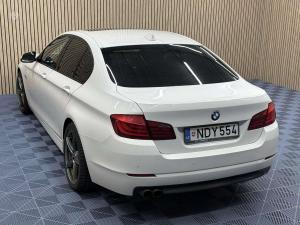 White BMW 530 2010 in Marijampole, with an engine capacity of 2.99 L and mileage of 436 thousand km for 10500 €, photo 12 on AUTOMOTO.COM.LV
