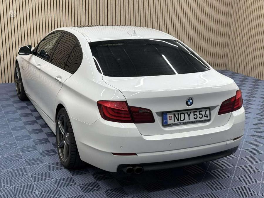 White BMW 530 2010 in Marijampole, with an engine capacity of 2.99 L and mileage of 436 thousand km for 10500 €, photo 12 on AUTOMOTO.COM.LV