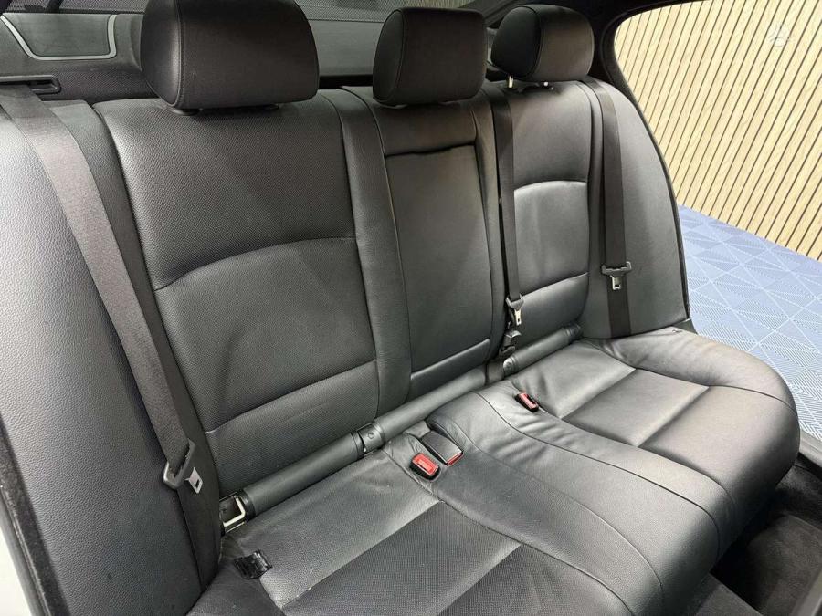 White BMW 530 2010 in Marijampole, with an engine capacity of 2.99 L and mileage of 436 thousand km for 10500 €, photo 16 on AUTOMOTO.COM.LV