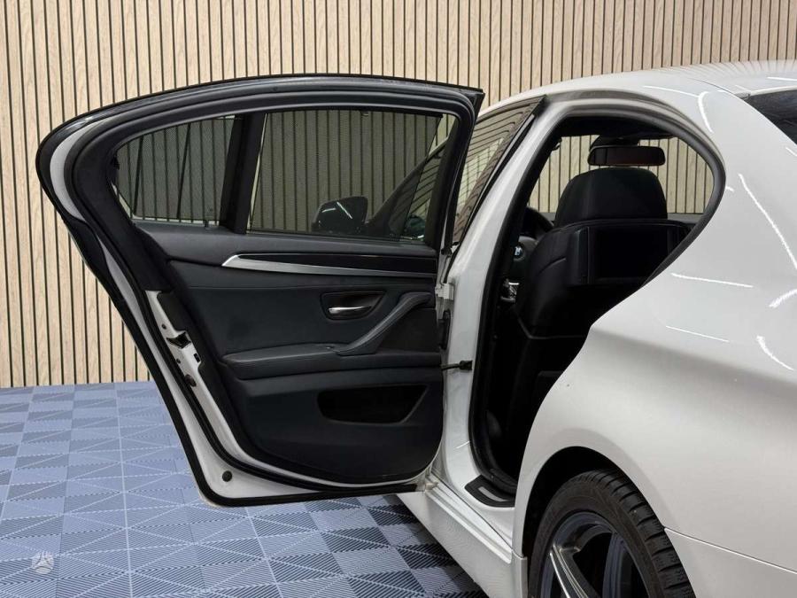 White BMW 530 2010 in Marijampole, with an engine capacity of 2.99 L and mileage of 436 thousand km for 10500 €, photo 35 on AUTOMOTO.COM.LV