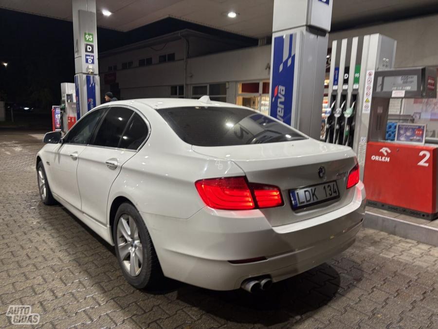 White BMW 530 2012 in Vilnius, with an engine capacity of 3.00 L and mileage of 390 thousand km for 2700 €, photo 4 on AUTOMOTO.COM.LV