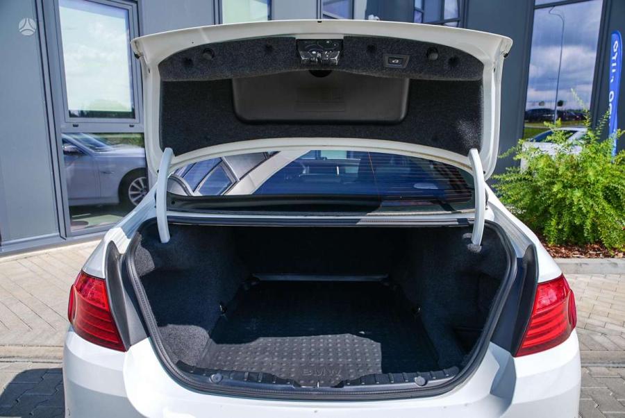 White BMW 530 2013 in Kaunas, with an engine capacity of 2.99 L and mileage of 271 thousand km for 13450 €, photo 15 on AUTOMOTO.COM.LV
