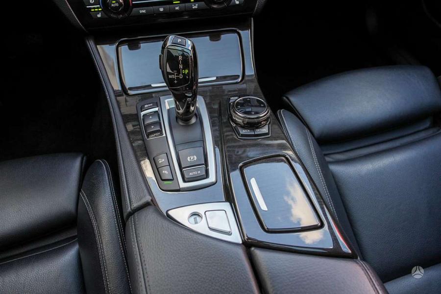 White BMW 530 2013 in Kaunas, with an engine capacity of 2.99 L and mileage of 271 thousand km for 13450 €, photo 23 on AUTOMOTO.COM.LV
