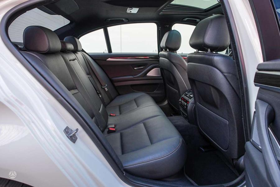 White BMW 530 2013 in Kaunas, with an engine capacity of 2.99 L and mileage of 271 thousand km for 13450 €, photo 38 on AUTOMOTO.COM.LV