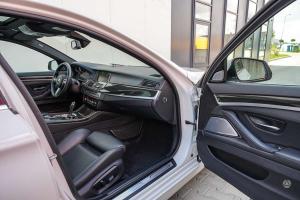White BMW 530 2013 in Kaunas, with an engine capacity of 2.99 L and mileage of 271 thousand km for 13450 €, photo 39 on AUTOMOTO.COM.LV