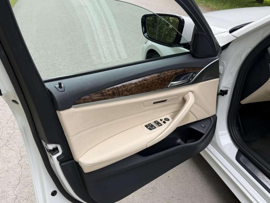 White BMW 530 2017 in Klaipeda, with an engine capacity of 2.00 L and mileage of 191 thousand km for 18400 €, photo 15 on AUTOMOTO.COM.LV