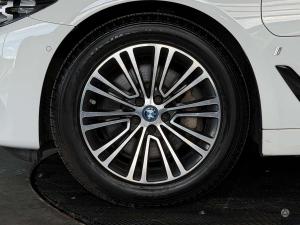 White BMW 530 2017 in Kaunas, with an engine capacity of 2.00 L and mileage of 224 thousand km for 18490 €, photo 8 on AUTOMOTO.COM.LV