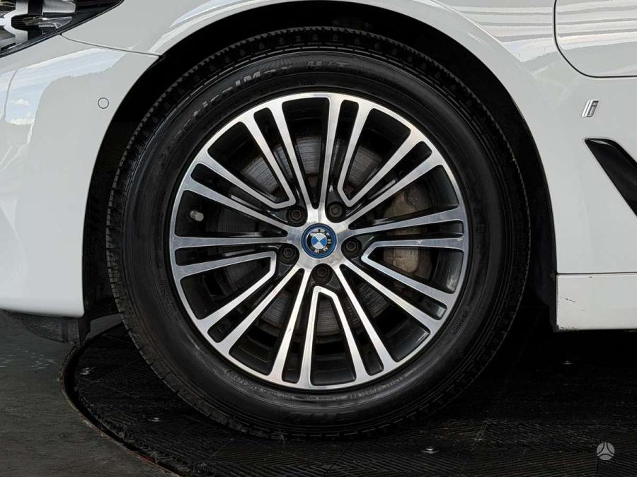 White BMW 530 2017 in Kaunas, with an engine capacity of 2.00 L and mileage of 224 thousand km for 18490 €, photo 8 on AUTOMOTO.COM.LV